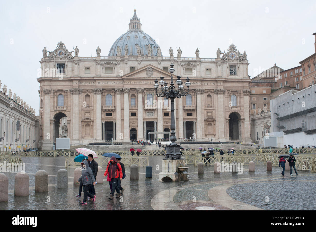 Pilgrims in St Peter's Square under the rain Stock Photo - Alamy