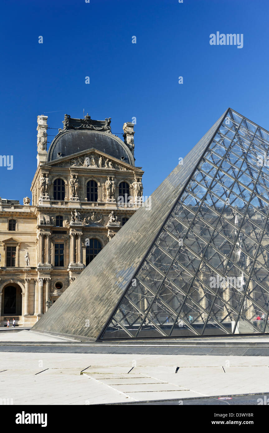 Paris glass building hi-res stock photography and images - Alamy