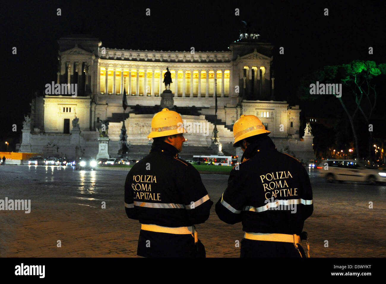 Rome Police direct traffic in front of the Piazza Venezia, Centre of ...