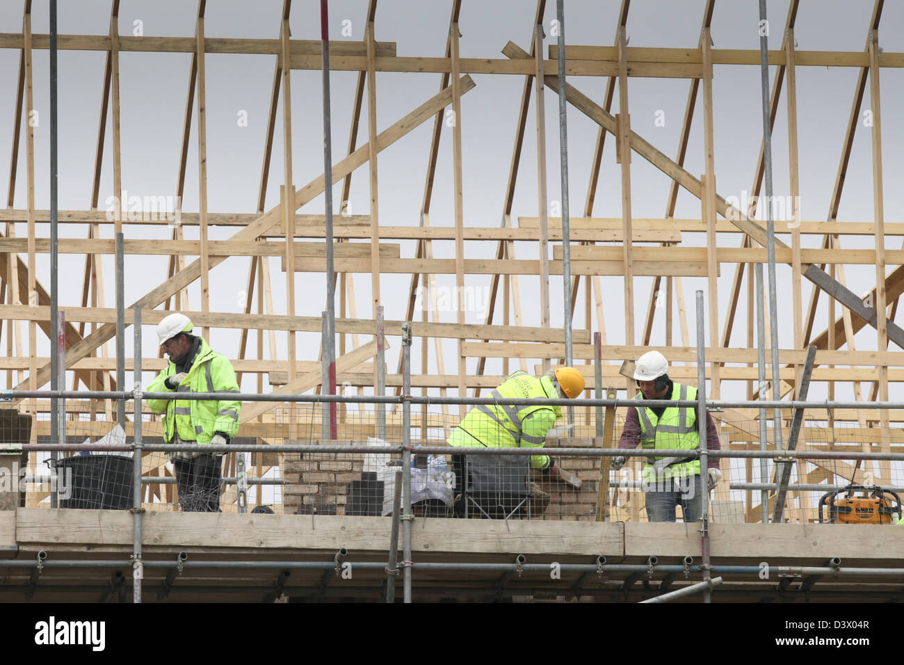 BUILDERS AT WORK ON NEW HOMES IN CAMBRIDGE Stock Photo - Alamy