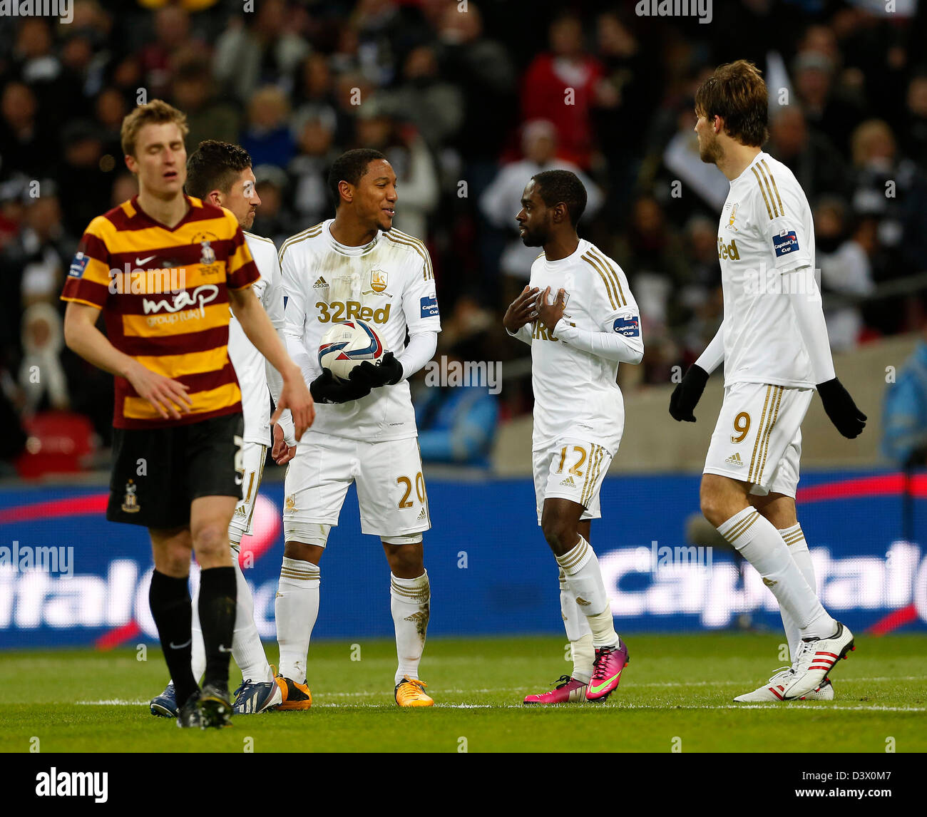 Jonathan de guzman and nathan dyer hi-res stock photography and images ...