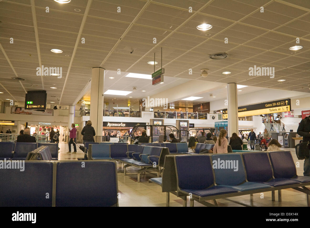Gatwick north terminal departure lounge hi-res stock photography and ... Gatwick north terminal departure lounge hi-res stock photography and ...