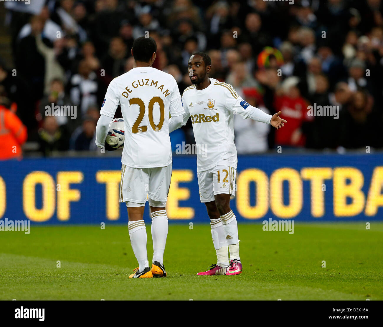 Jonathan de guzman and nathan dyer hi-res stock photography and images ...