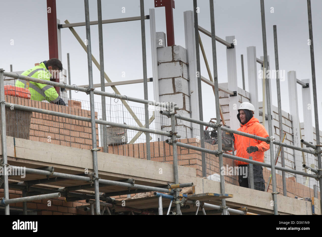 BUILDERS AT WORK ON NEW HOMES IN CAMBRIDGE Stock Photo - Alamy