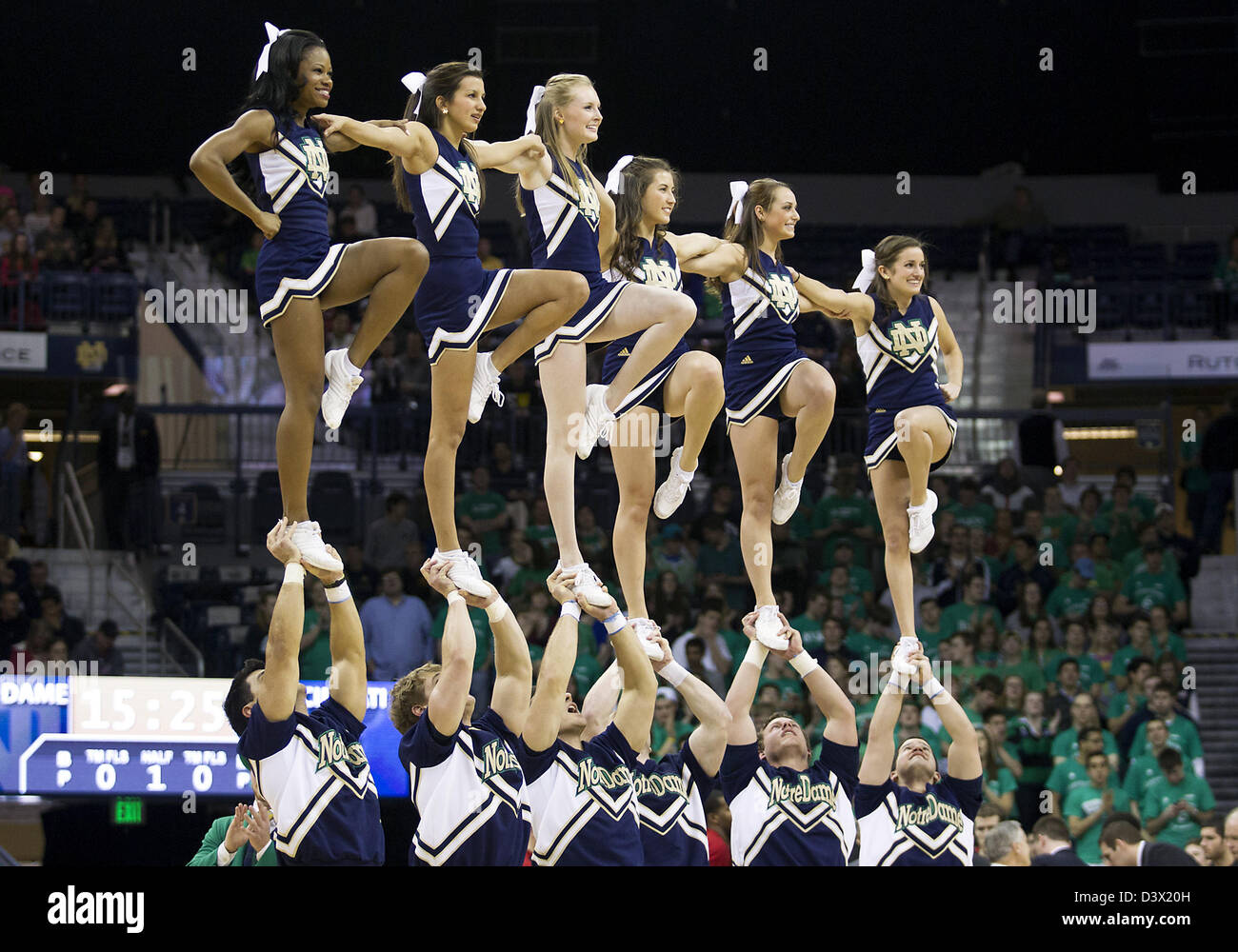 Cincinnati bearcats cheerleaders hi-res stock photography and images ...