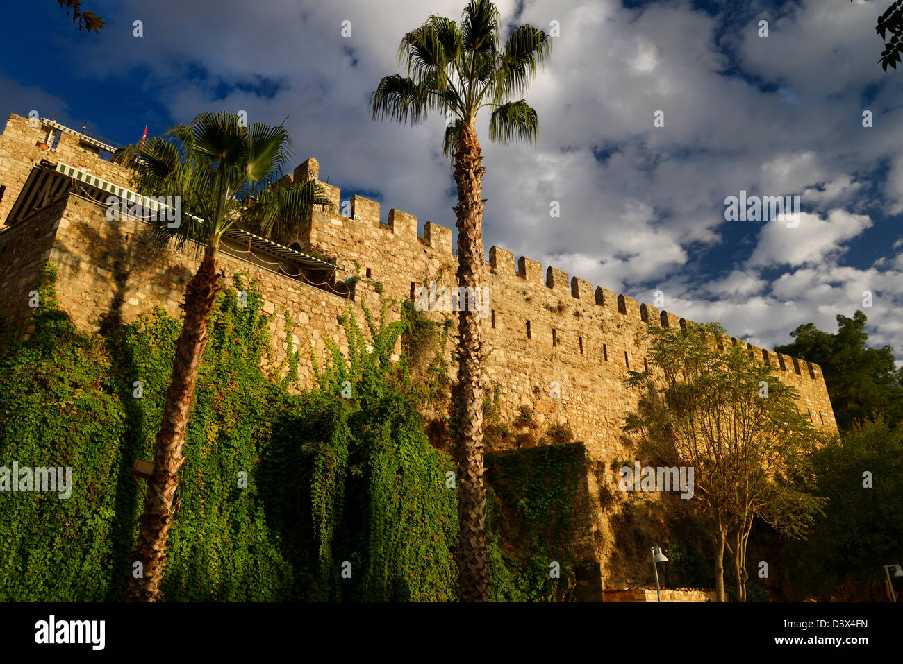 Roman wall surrounding castle hi-res stock photography and images - Alamy