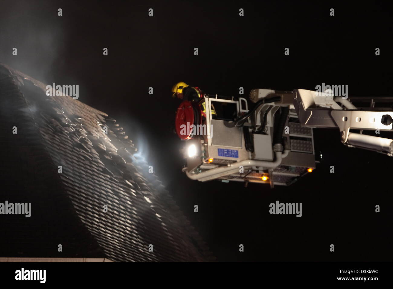 London Fire Brigade tackle a fire in Chadwell Heath. 6 Fire Engines and ...