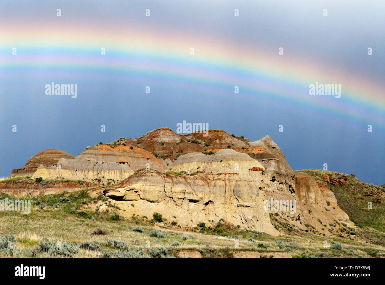 rainbow over the badlands of „Dinosaur Provincial Park“, UNESCO World ...