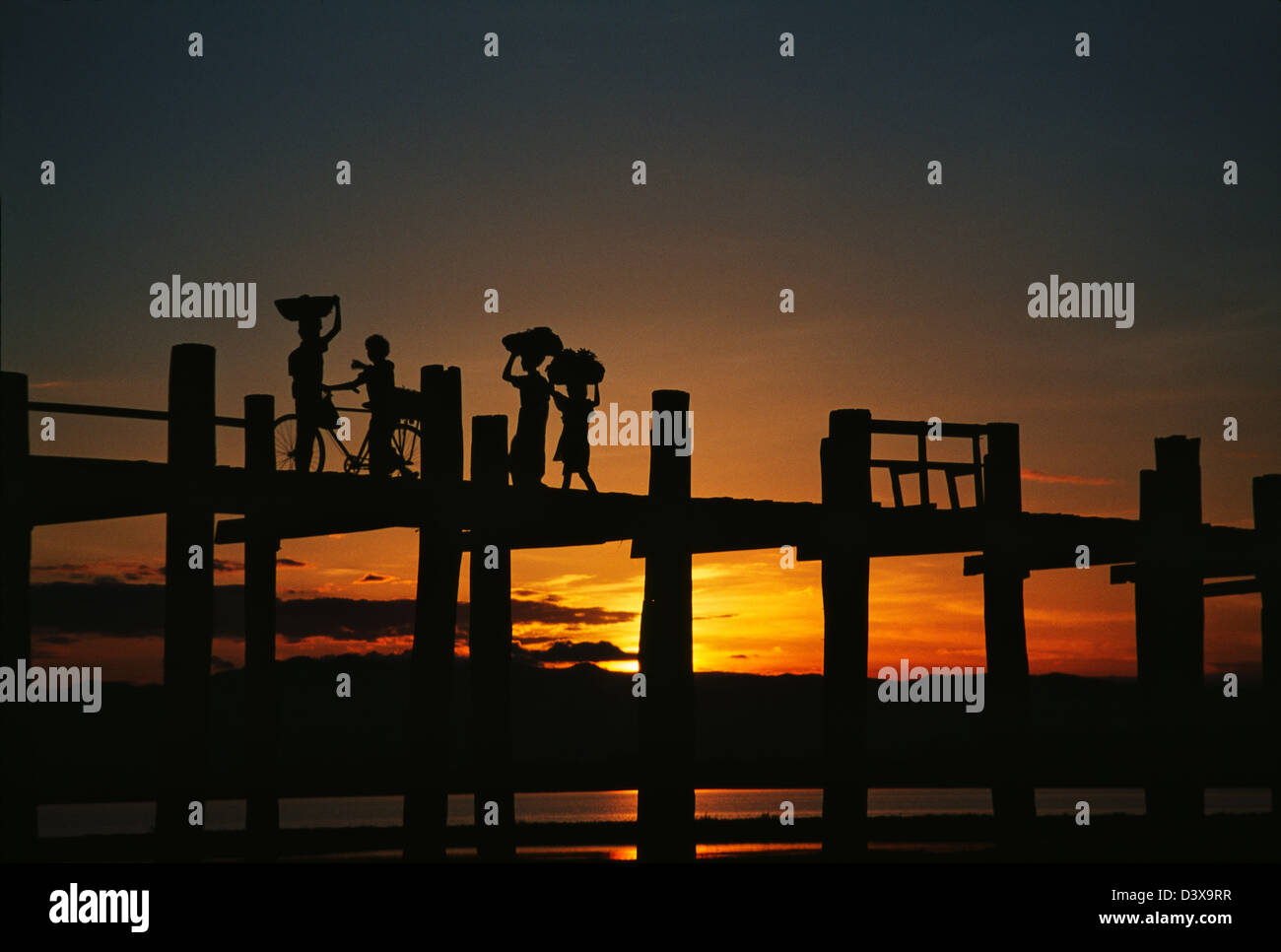 Oo Pain Teak Bridge under sunset, Mandalay, Myanmar Stock Photo - Alamy