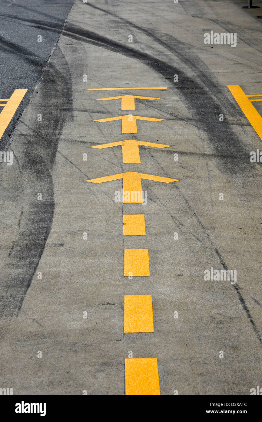 Formula 1 race pit box hi-res stock photography and images - Alamy