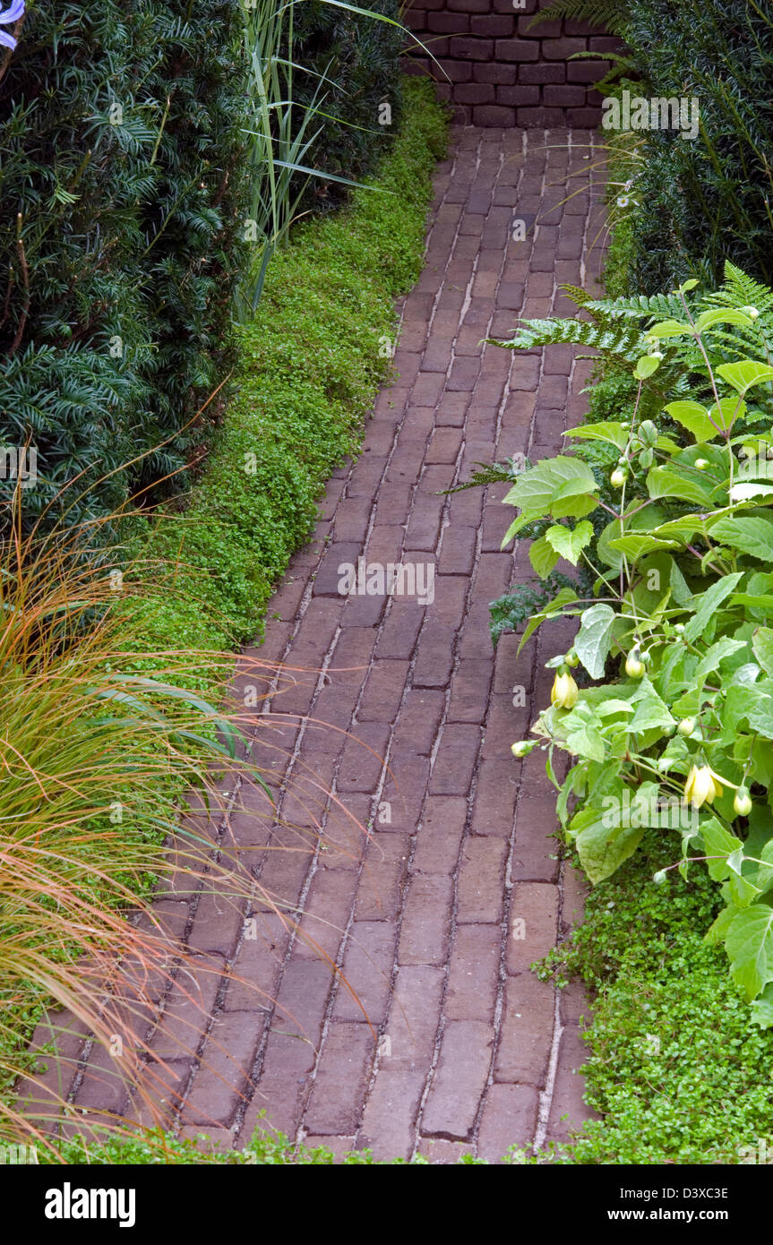 Garden path bricks hi-res stock photography and images - Alamy