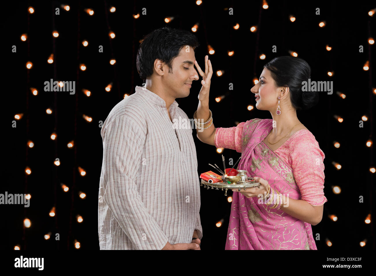 Indian woman sari tilak hi-res stock photography and images - Alamy