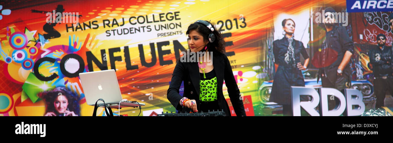 Woman using mixing desk Stock Photo - Alamy Woman using mixing desk Stock Photo - Alamy