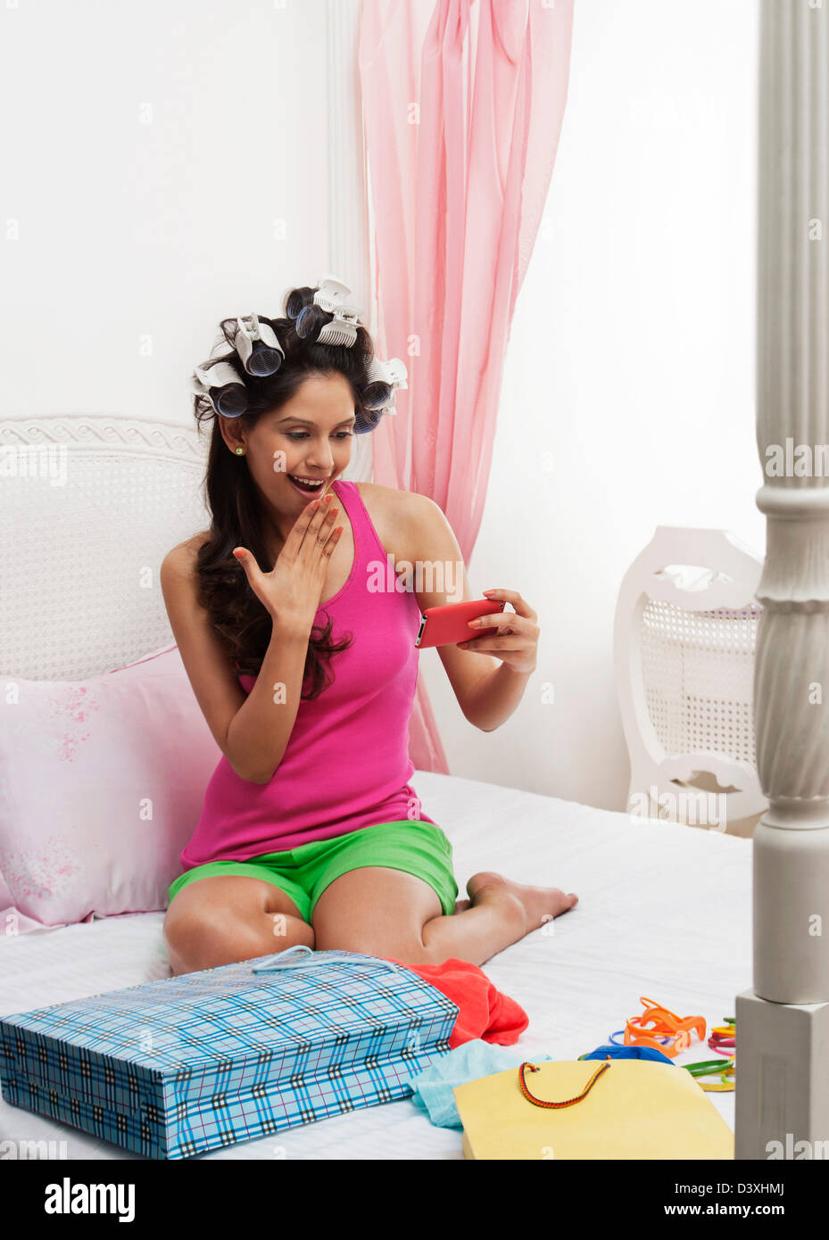 Young person phone reading message hi-res stock photography and images ...