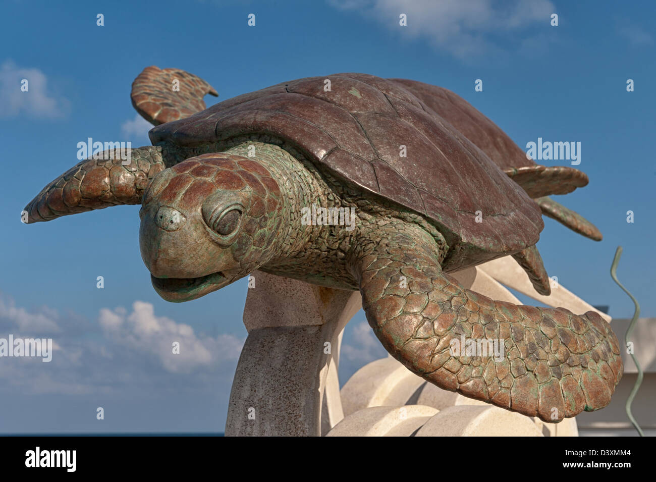Turtle statue hi-res stock photography and images - Alamy