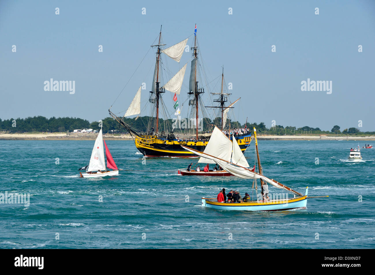 Etoile du Roy (three-masted frigate) and sail and oar boats (Pinasses d ...
