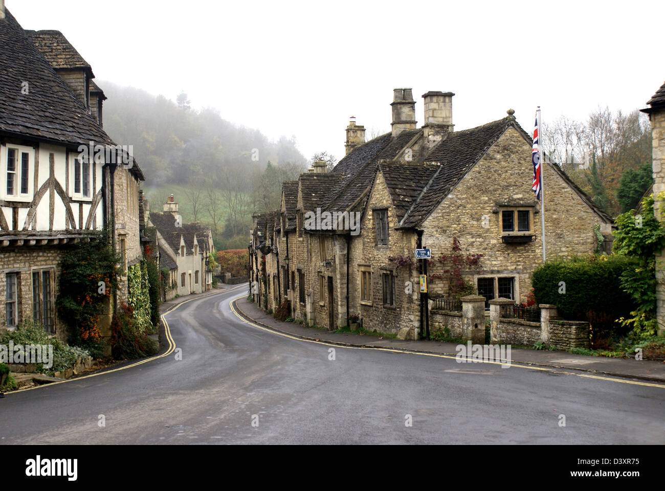 Typical english village scene hi-res stock photography and images - Alamy