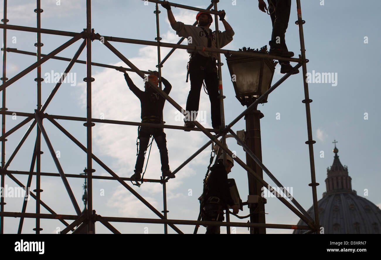 Scaffolding workers in italy hi-res stock photography and images - Alamy