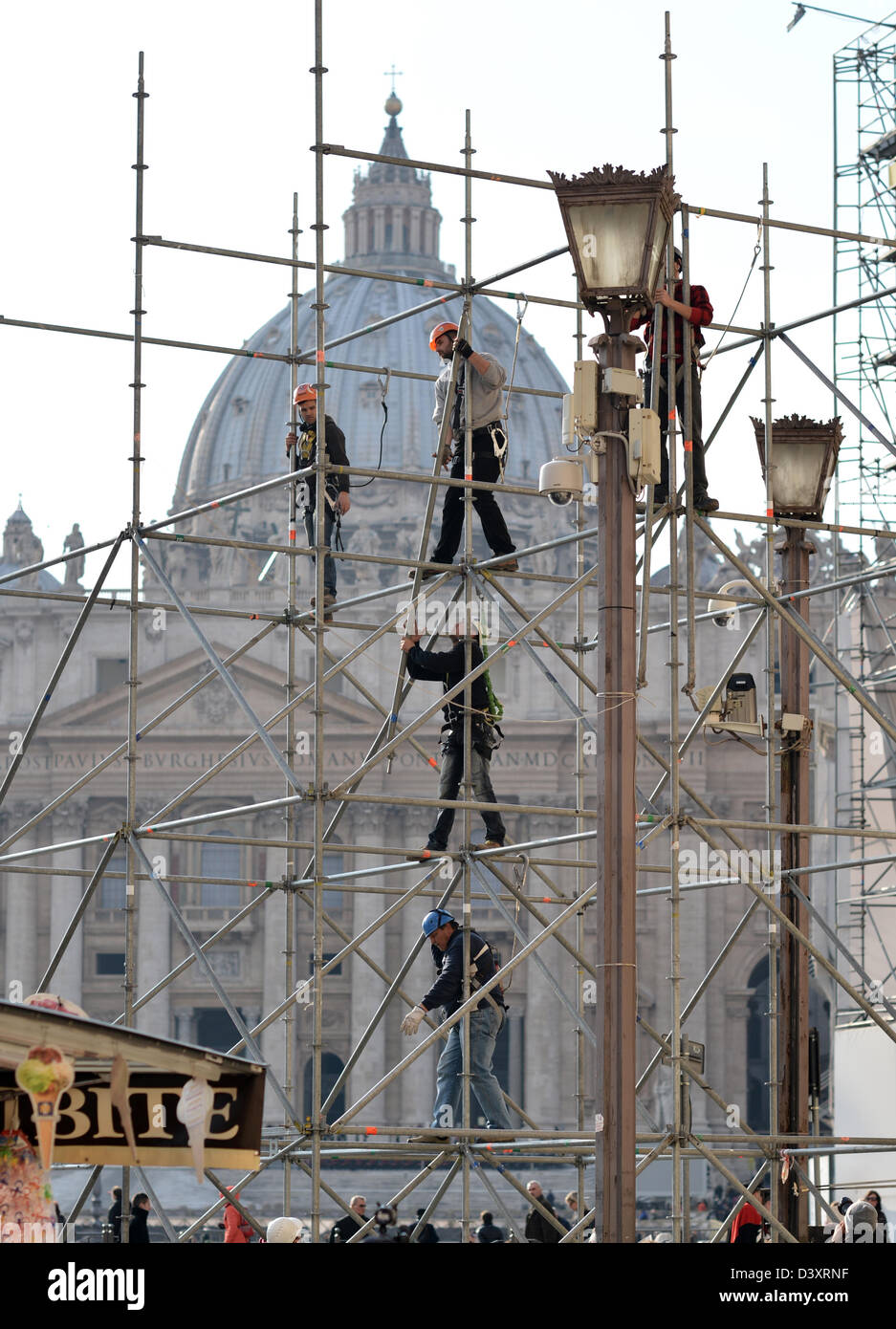 Scaffolding workers in italy hi-res stock photography and images - Alamy