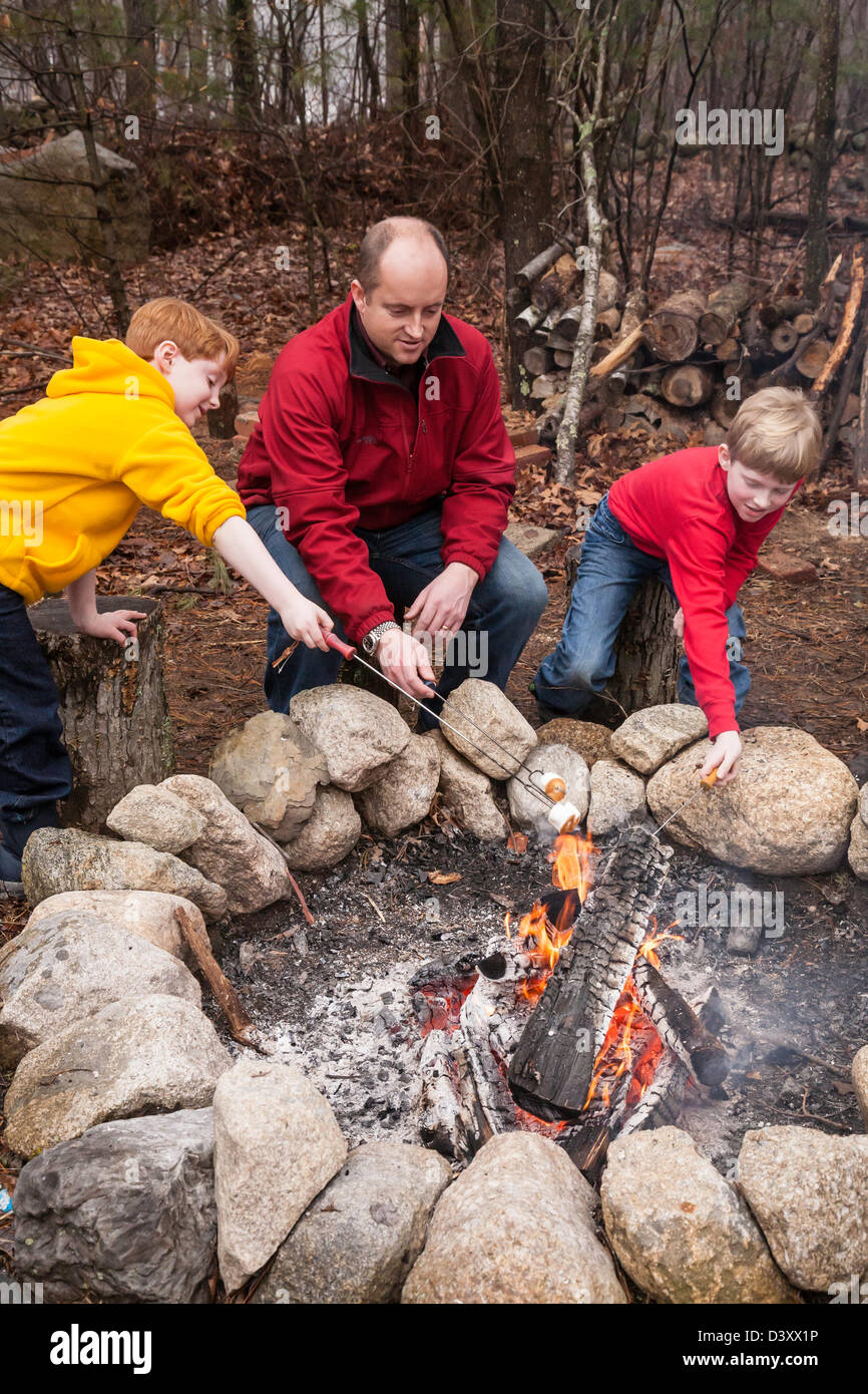 Camping children fire hi-res stock photography and images - Alamy
