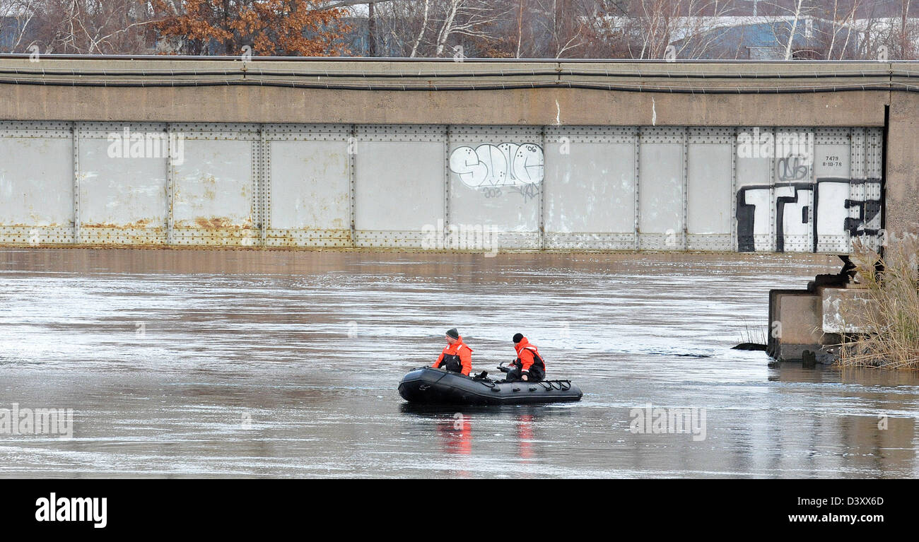 Body search hi-res stock photography and images - Alamy
