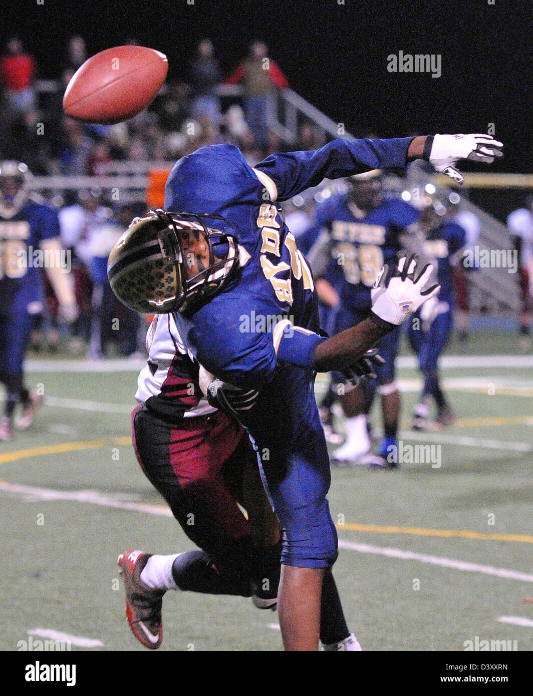 Us football tackle hi-res stock photography and images - Alamy