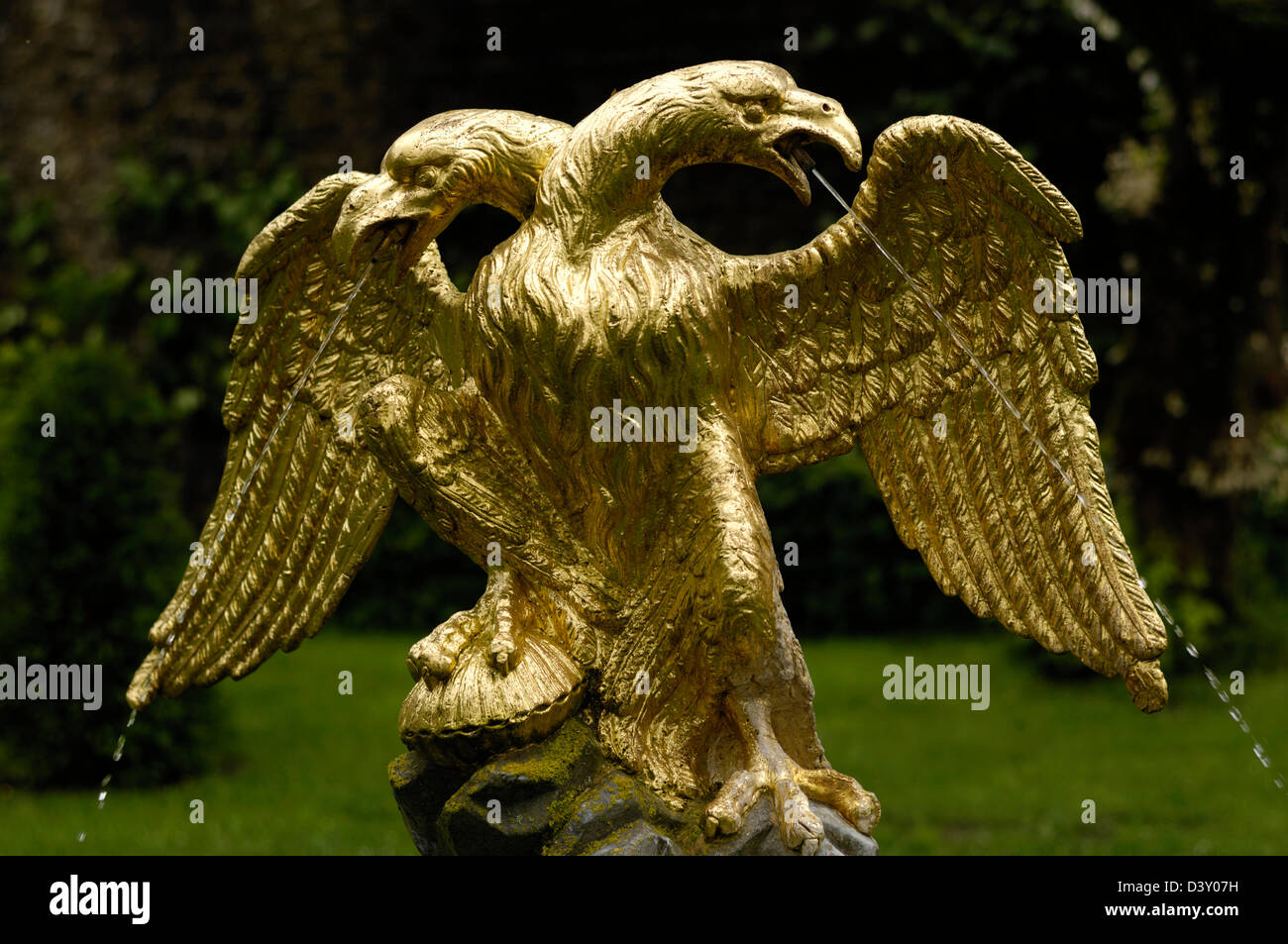 Golden Bird Statue High Resolution Stock Photography and Images - Alamy