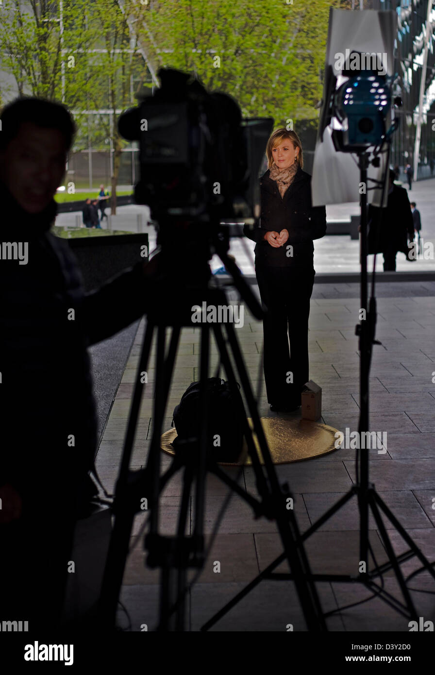 Lucy alexander tv reporter on location london hi-res stock photography ...