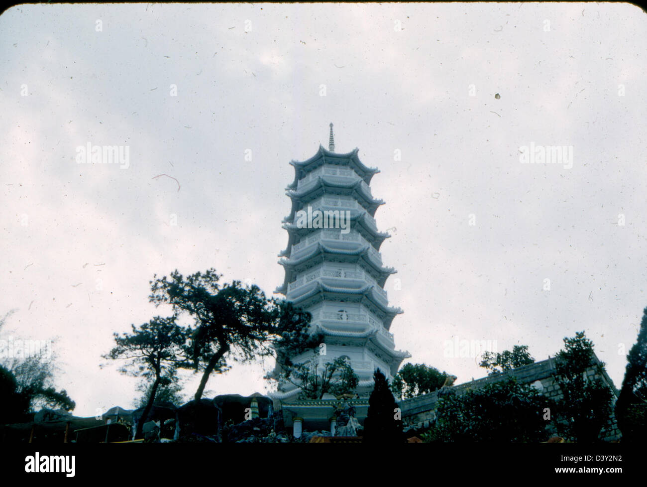 This photograph captures the USS Kearsarge (CV-33), an aircraft carrier ...