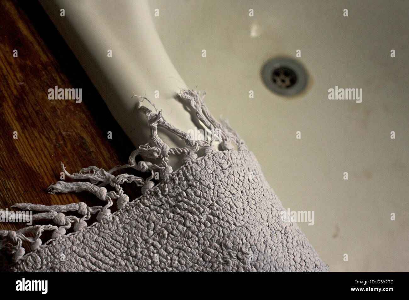 Bath with wooden surround, bath mat and plug hole Stock Photo - Alamy