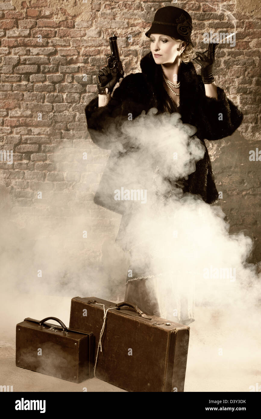 Woman with gun vintage hi-res stock photography and images - Alamy