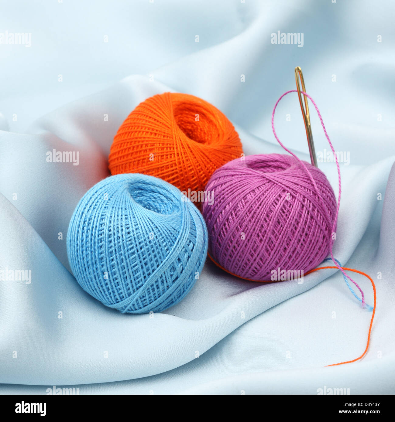 Thread and needle close-up Stock Photo - Alamy