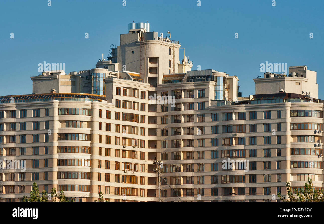 Newly constructed roof large building hi-res stock photography and ...