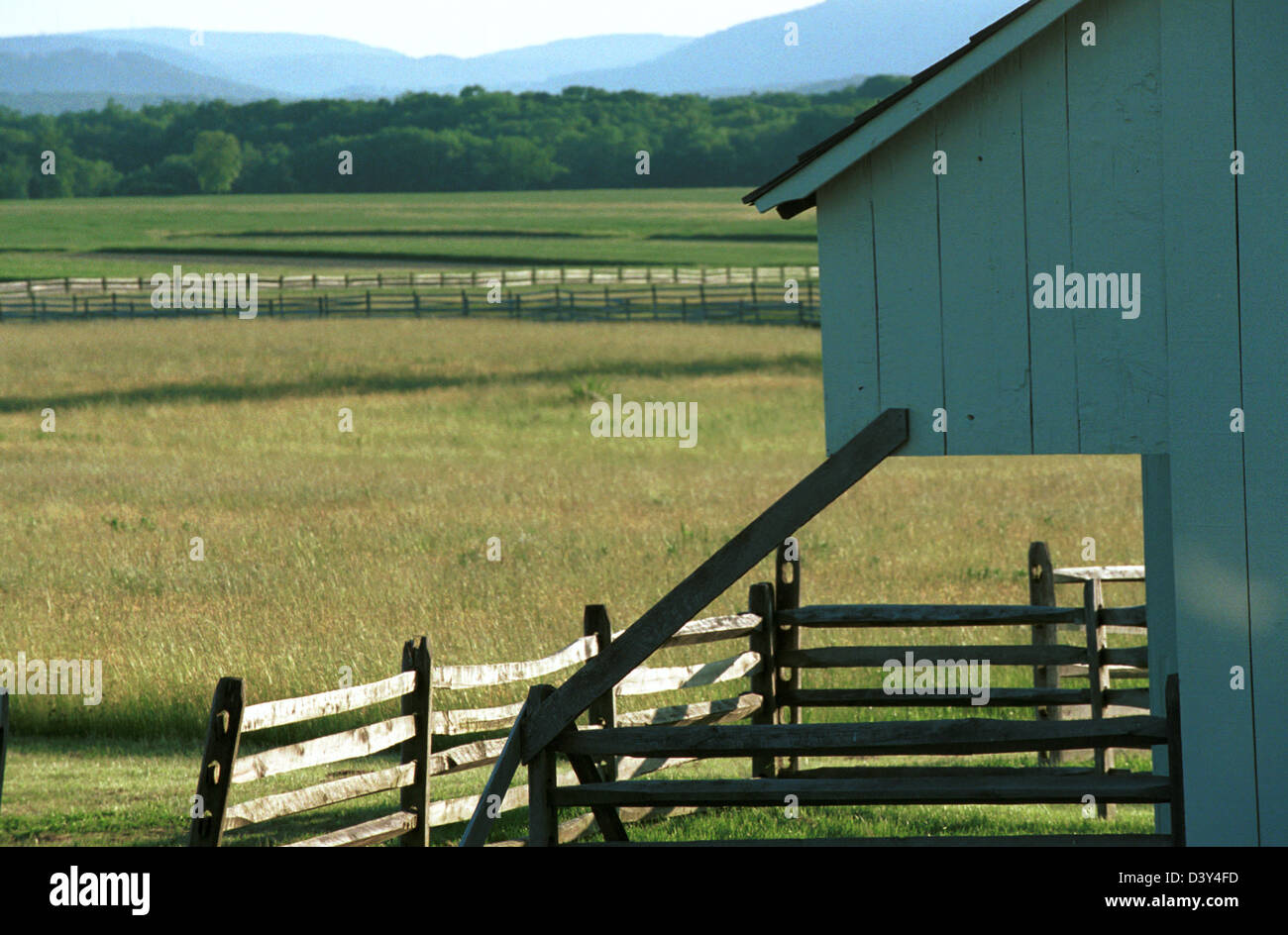 Civil war barn Gettysburg Pennsylvania, old white barn with overhang ...