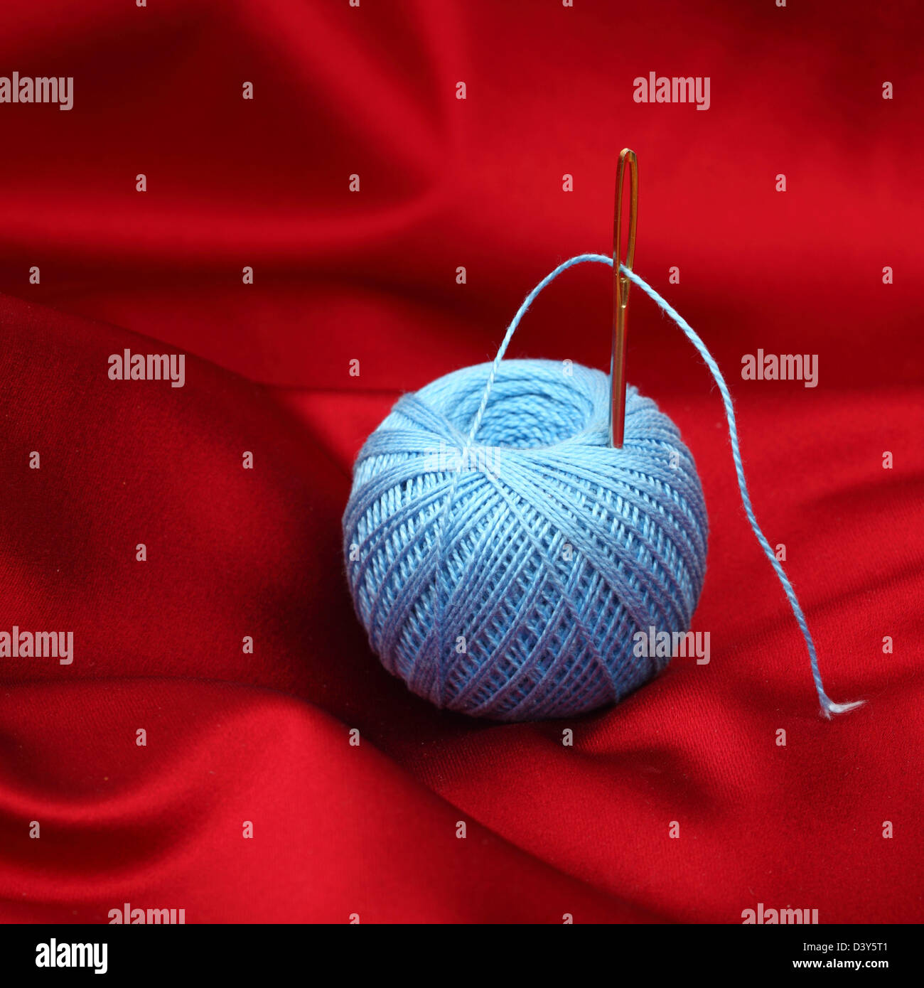 Thread and needle close-up Stock Photo - Alamy
