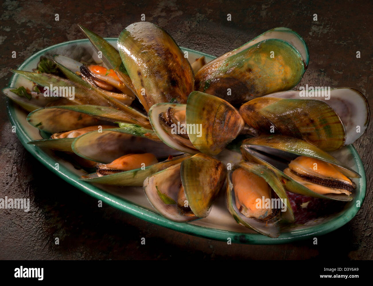 A platter of steamed green mussels Stock Photo - Alamy