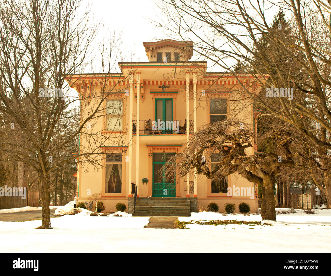 peach colored old Victorian home Stock Photo - Alamy