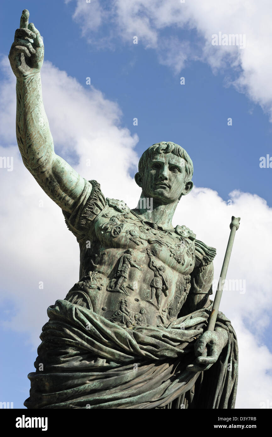 Statue of julius caesar in rome hi-res stock photography and images - Alamy