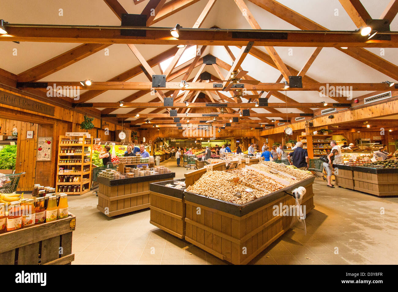 People shopping at famous grocery store Delicious Orchards - country ...