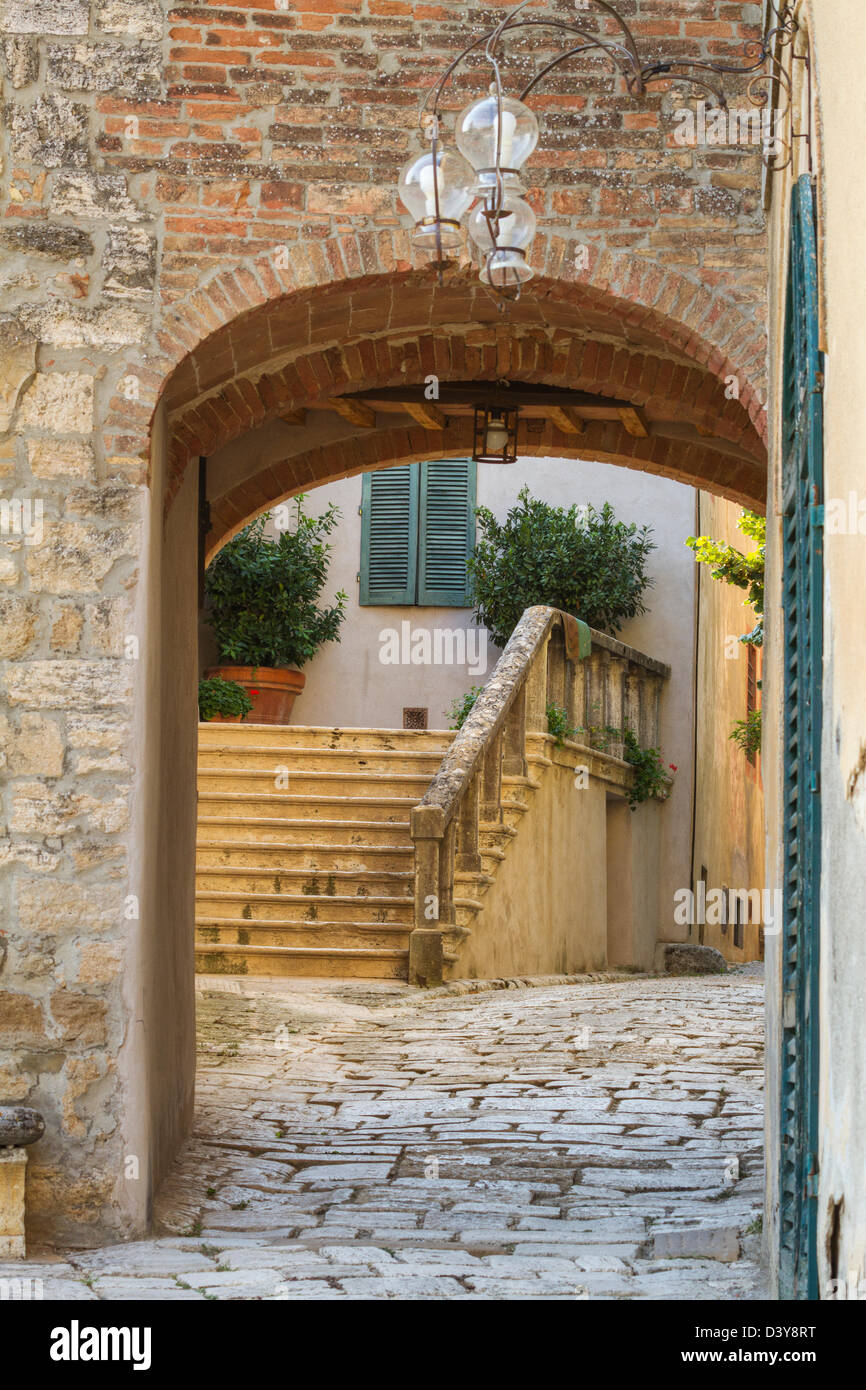 Archway in Medieval village of Lucignano d'Asso, Tuscany Stock Photo ...