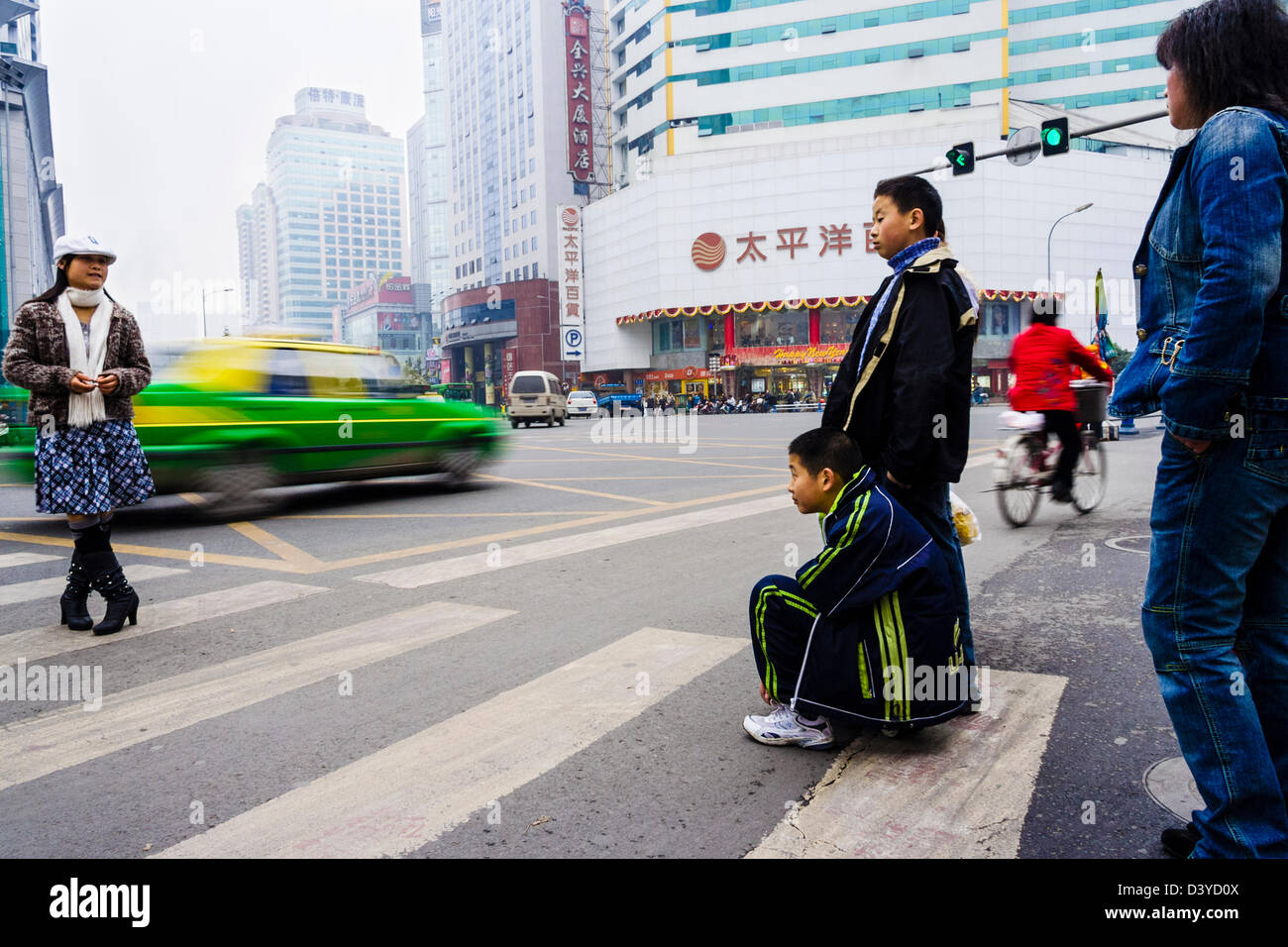 Chinese people cross a pedestrian crossing hi-res stock photography and ...