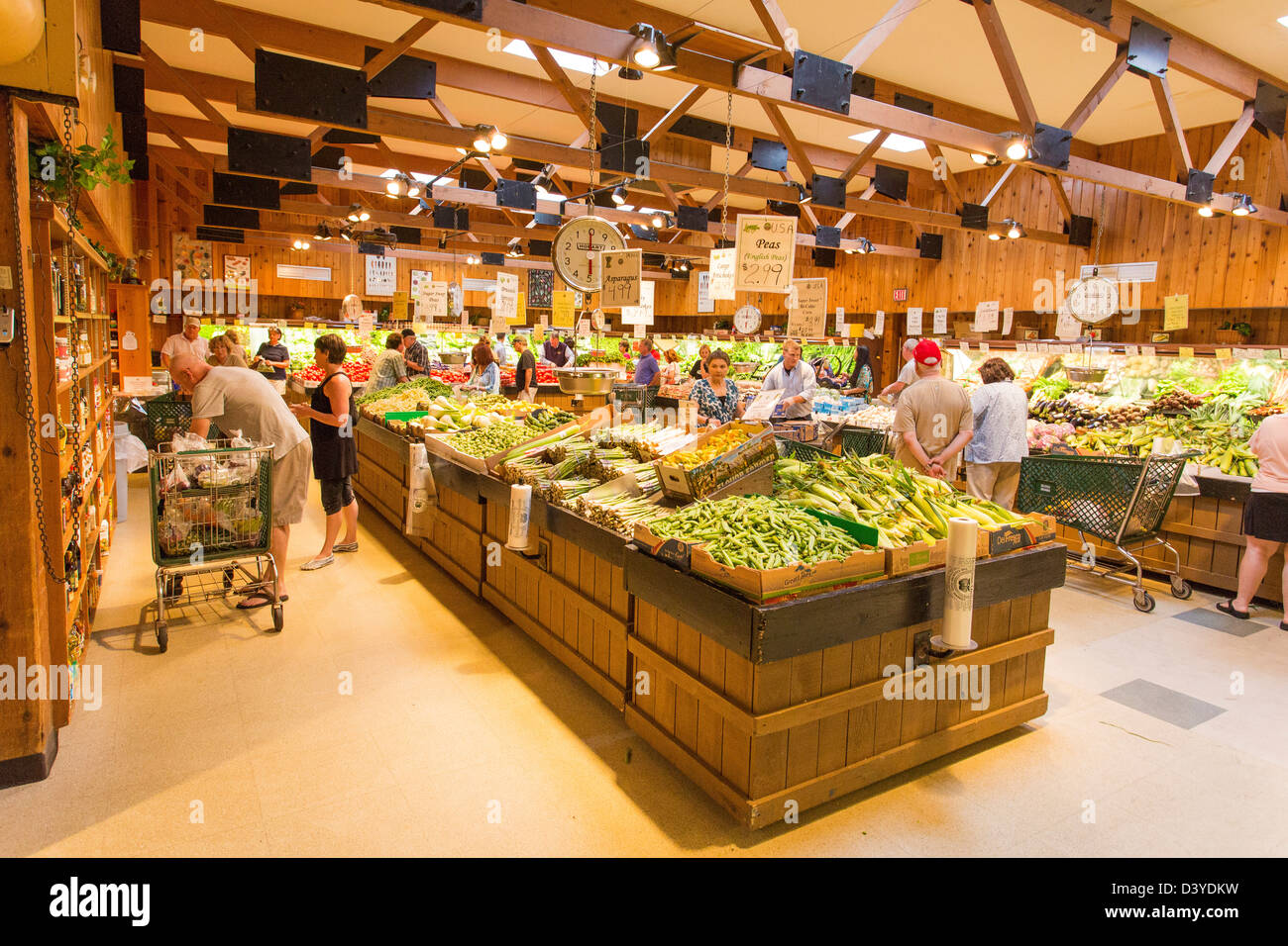 People shopping at famous grocery store Delicious Orchards - country ...