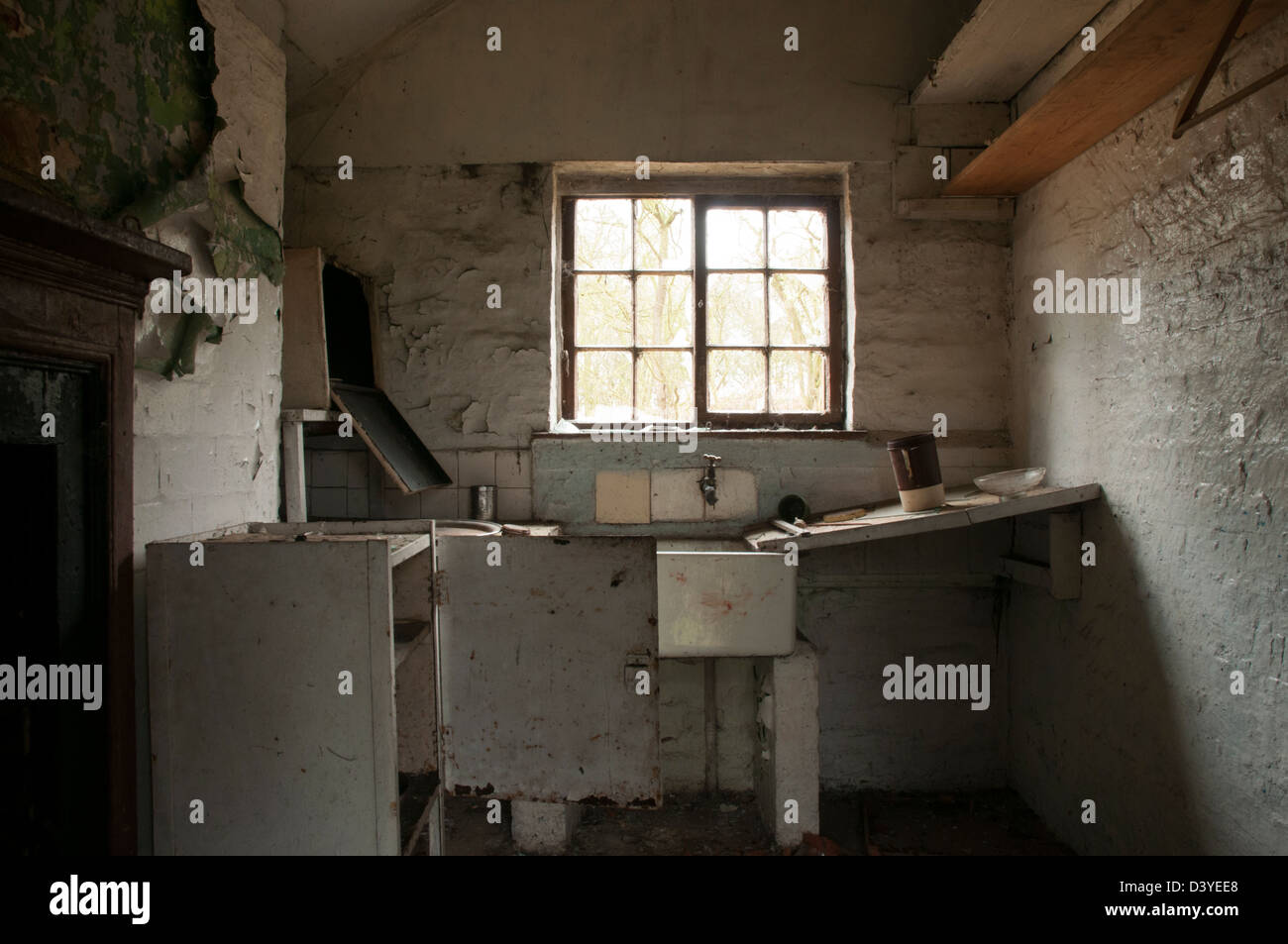 Derelict kitchen hi-res stock photography and images - Alamy