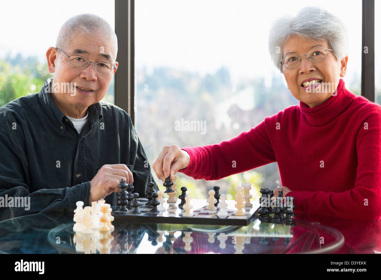 Chinese couple playing chess Stock Photo - Alamy
