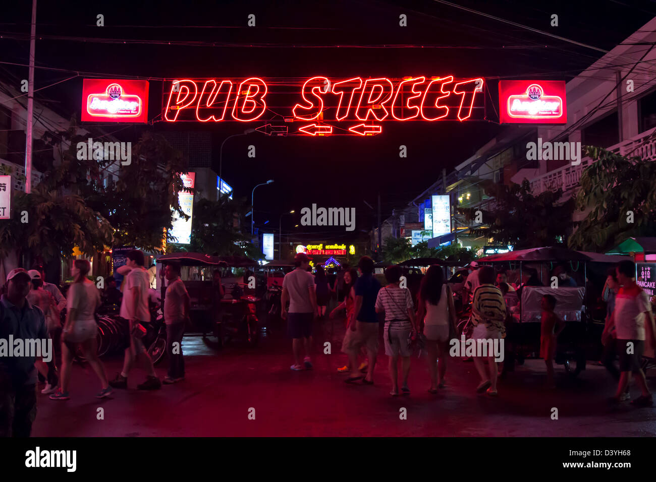 Pub street hi-res stock photography and images - Alamy