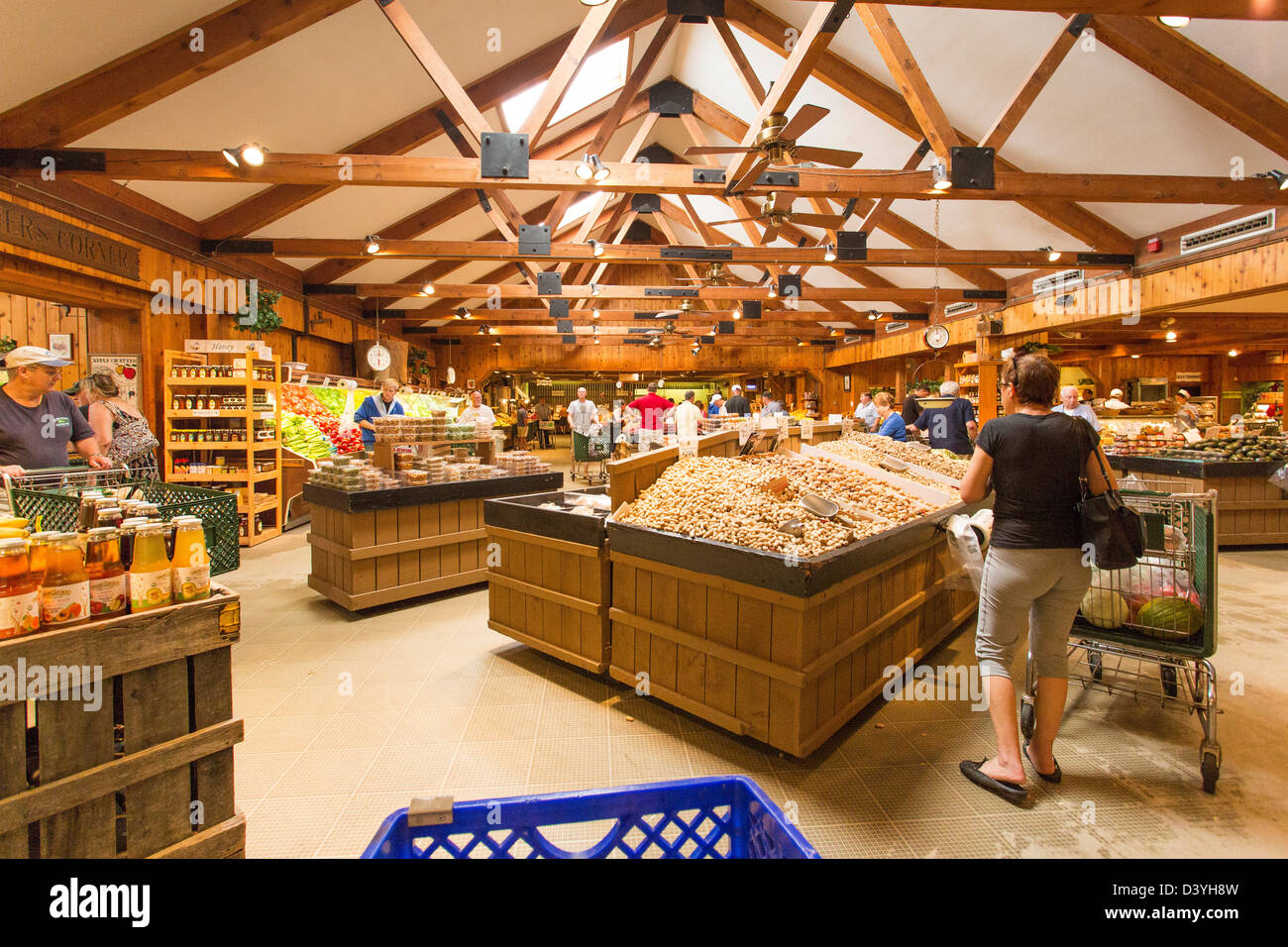 People shopping at famous grocery store Delicious Orchards - country ...