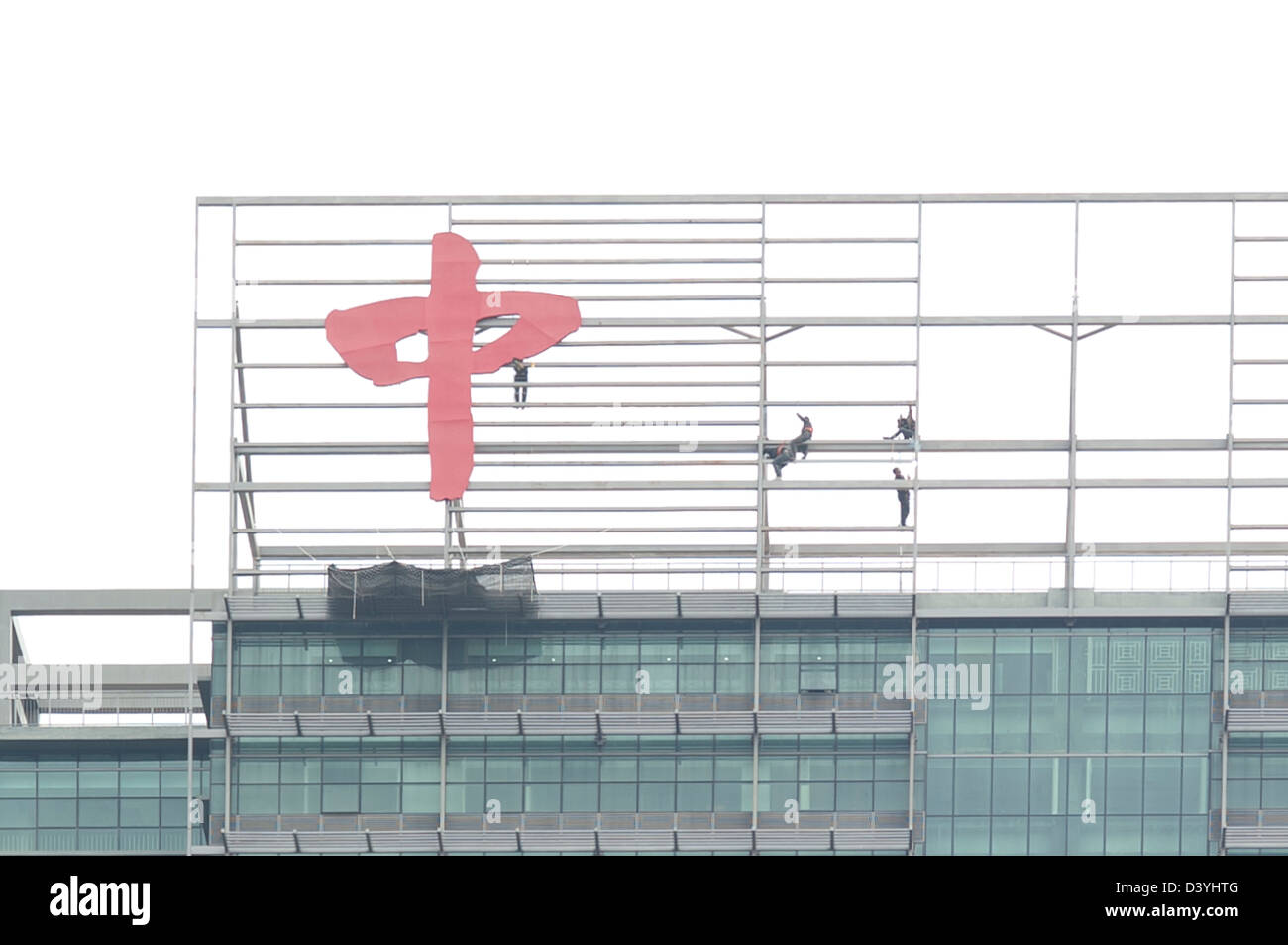 Construction workers work on a new high-rise building in Shenzhen ...