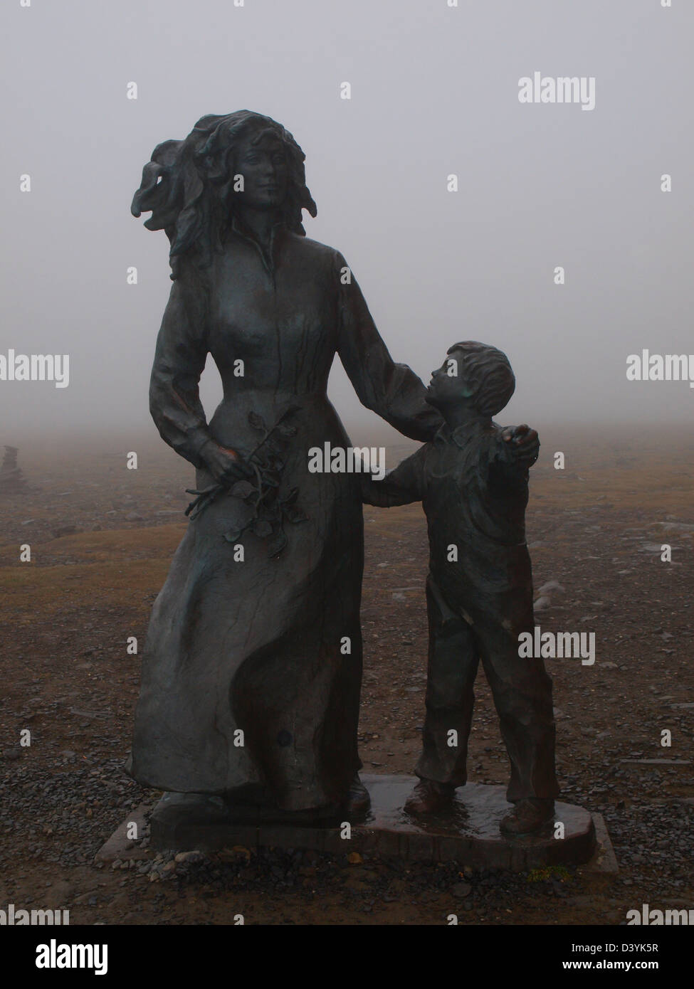 Bronze statue of mother and children hi-res stock photography and ...