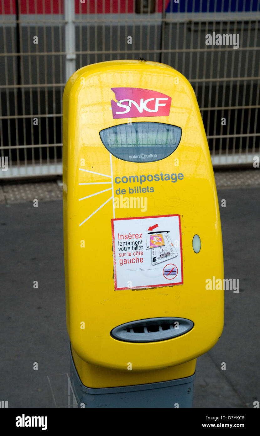 compostage de billets machine,platform,gare du nord,paris Stock Photo ...