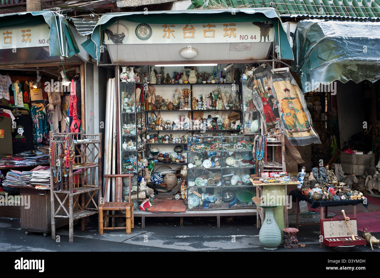 Dongtai Road Antique Market, Shanghai, China Stock Photo - Alamy